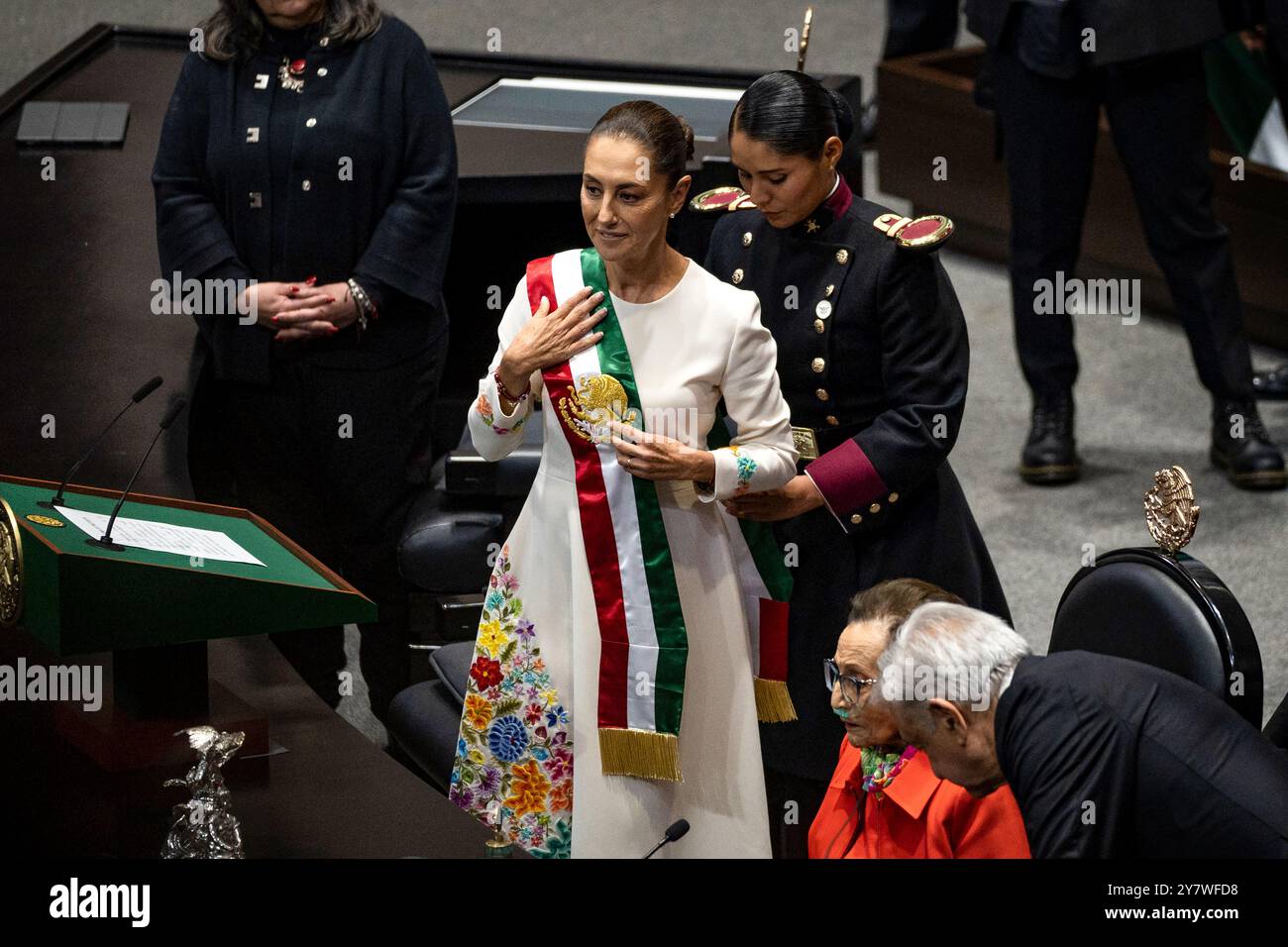 Mexiko Stadt, Mexico. 01st Oct, 2024. Claudia Sheinbaum receives a ...