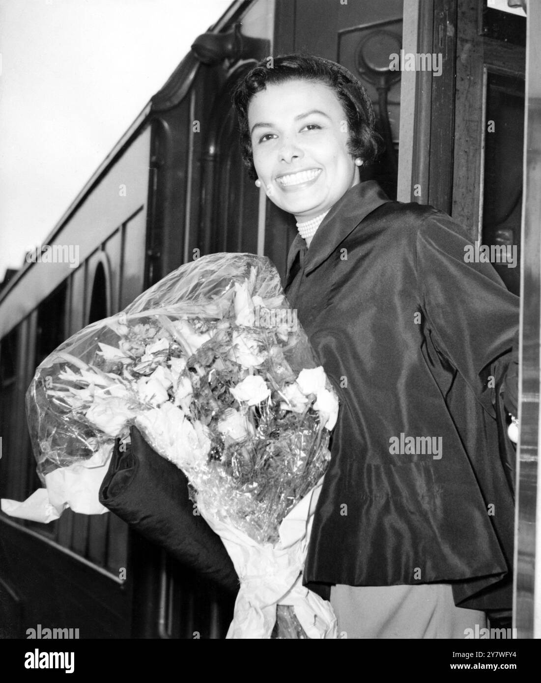 American Singer Lena Horne at Victoria station 28th June 1950 Stock ...