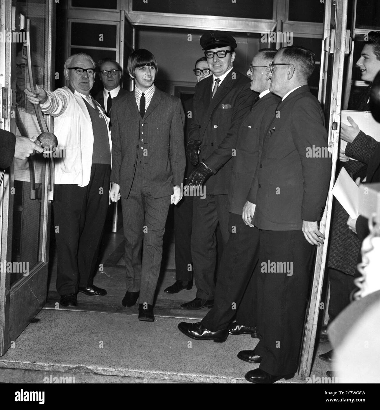 Ringo Starr leaves hopsital after having his tonsils out . 10th ...