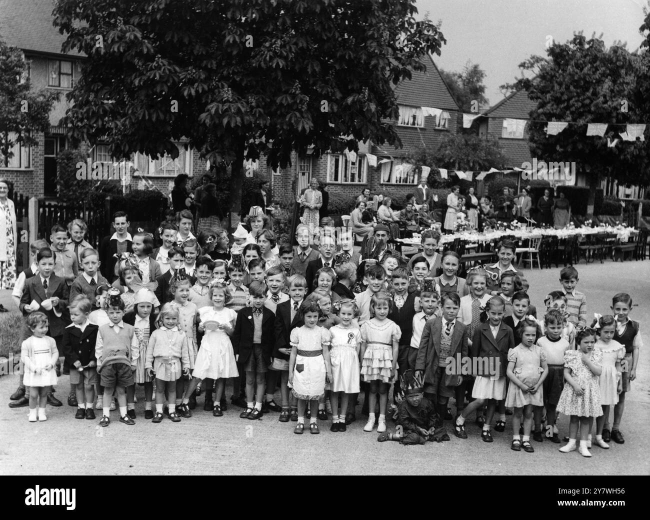 Coronation street party 1953 hi-res stock photography and images - Alamy