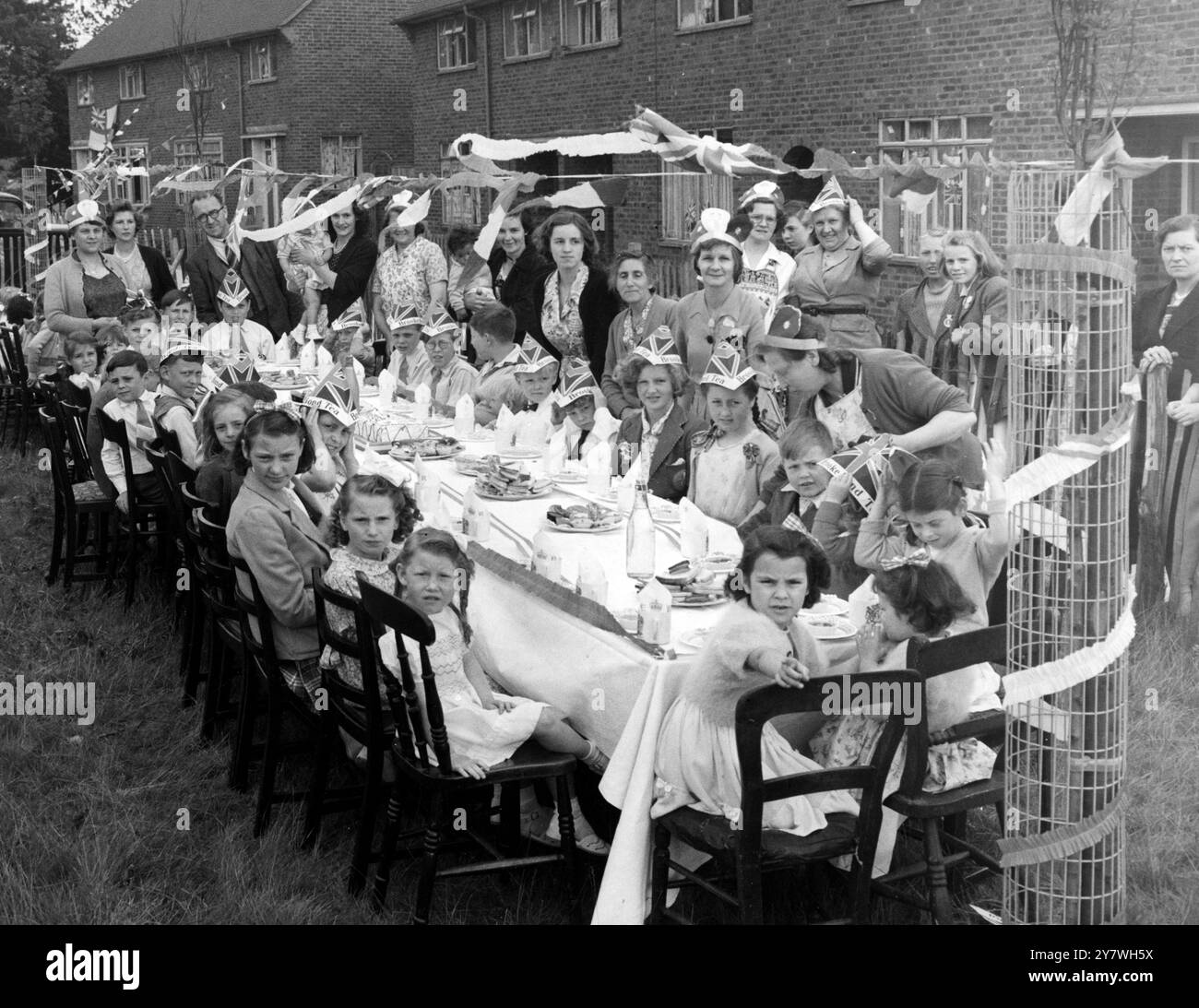 Coronation street party 1953 hi-res stock photography and images - Alamy