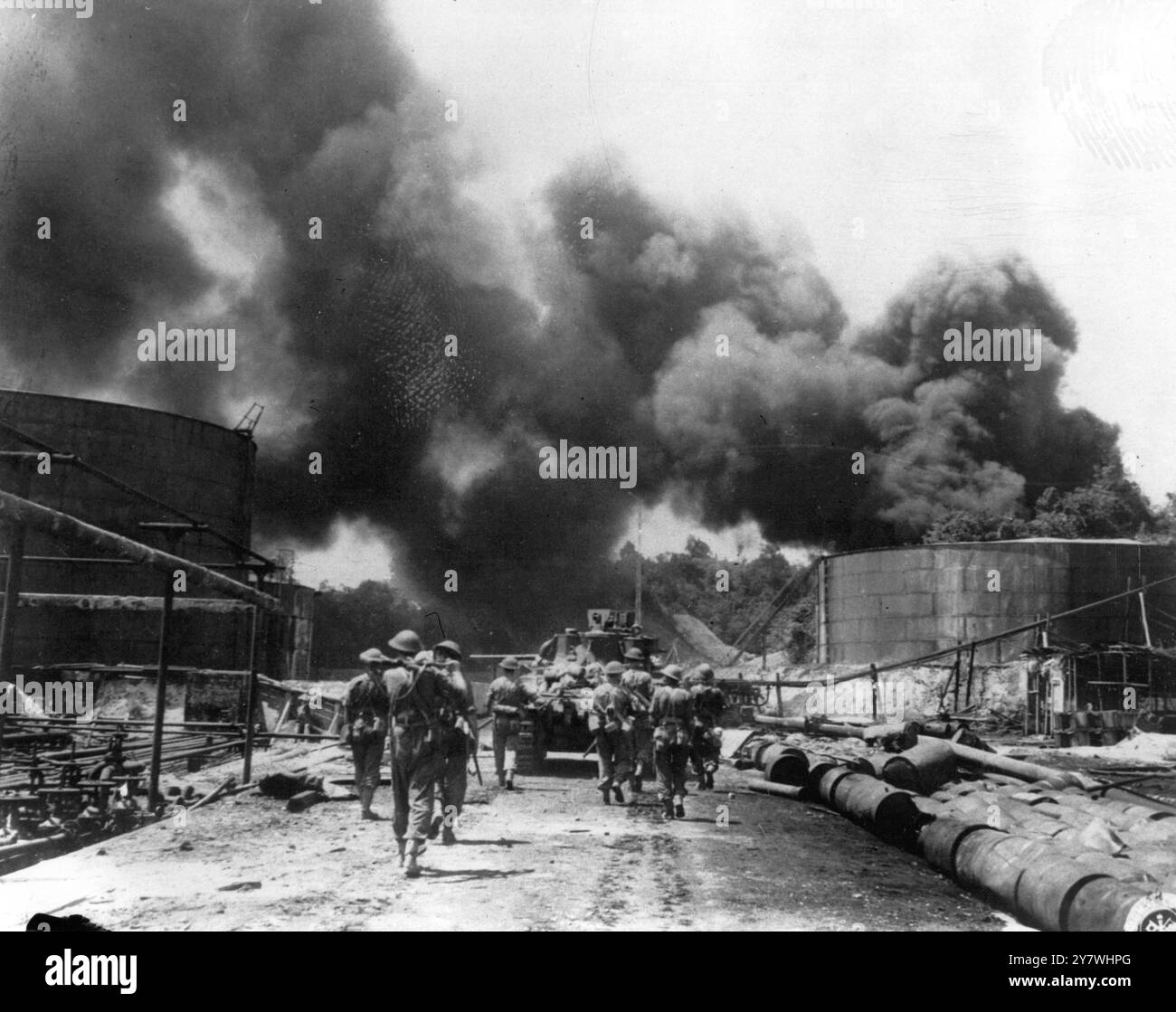 Australian troops move through Royal Dutch Oil Refinery , Borneo 1945 ...