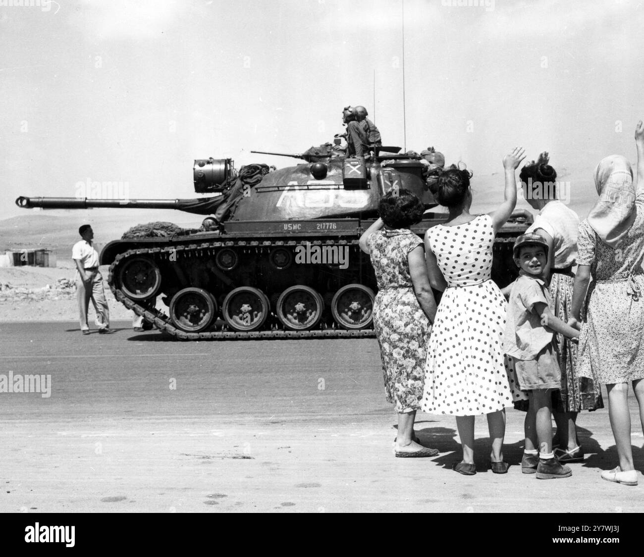 Beirut , Lebanon : U . S . Marines land in Beirut . Holidaymakers cheer ...