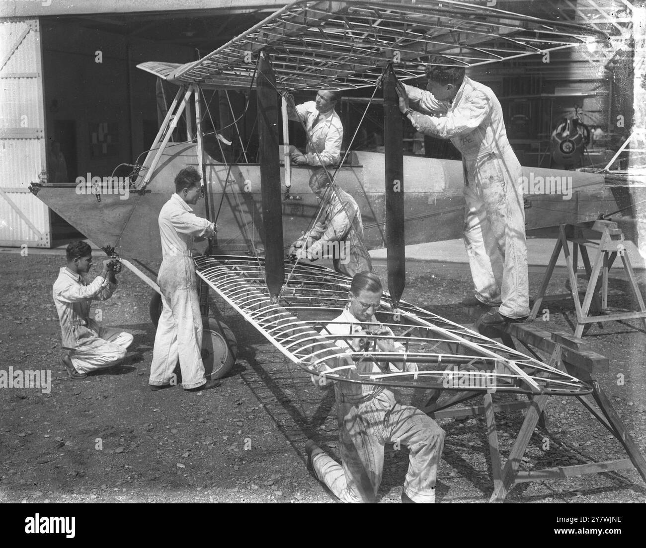 Students of the College of Aeronautical Engineers at Brooklands are ...