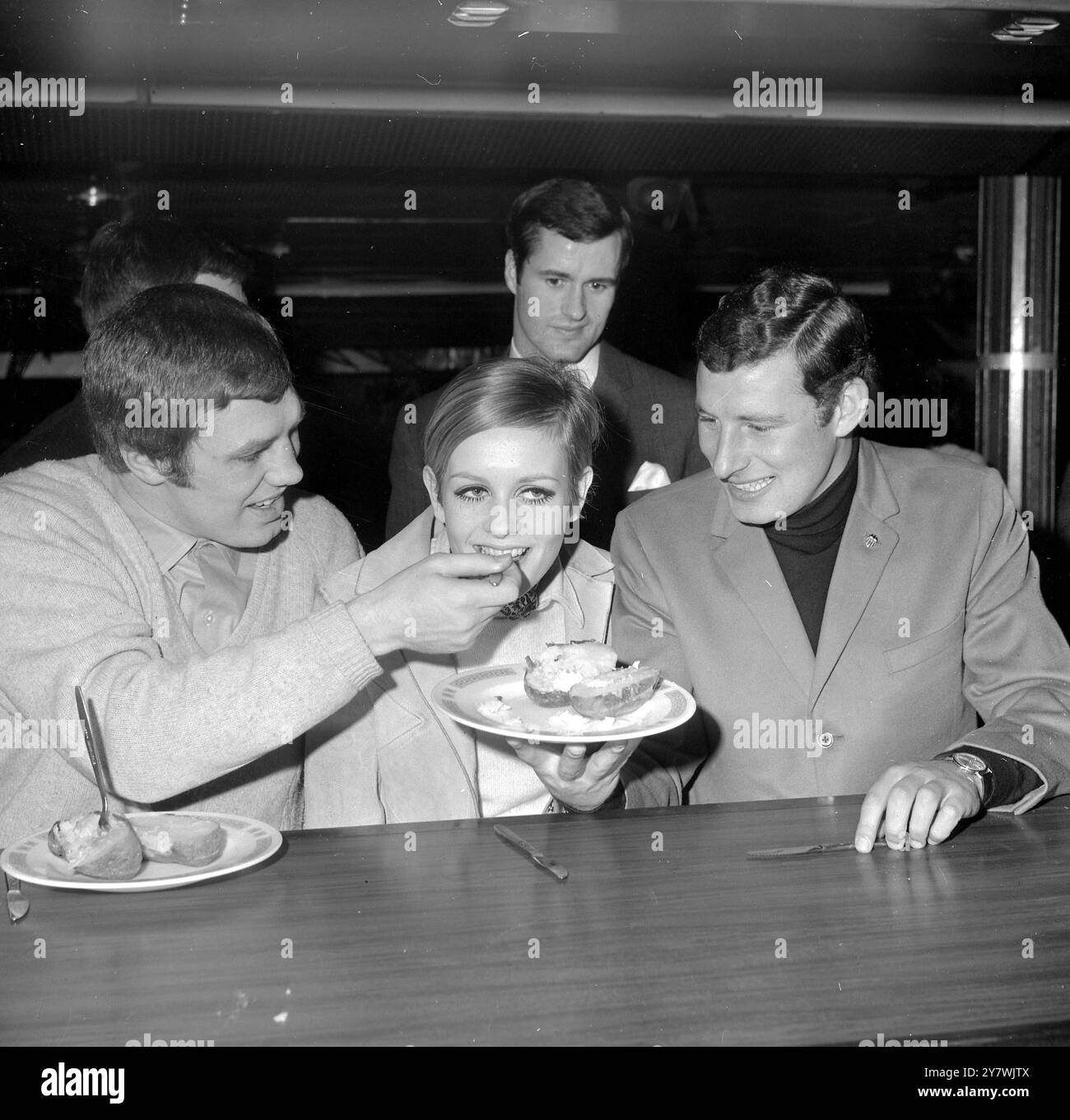 Model Twiggy tucks into a jacket potato preferred by boxer Billy Walker ...