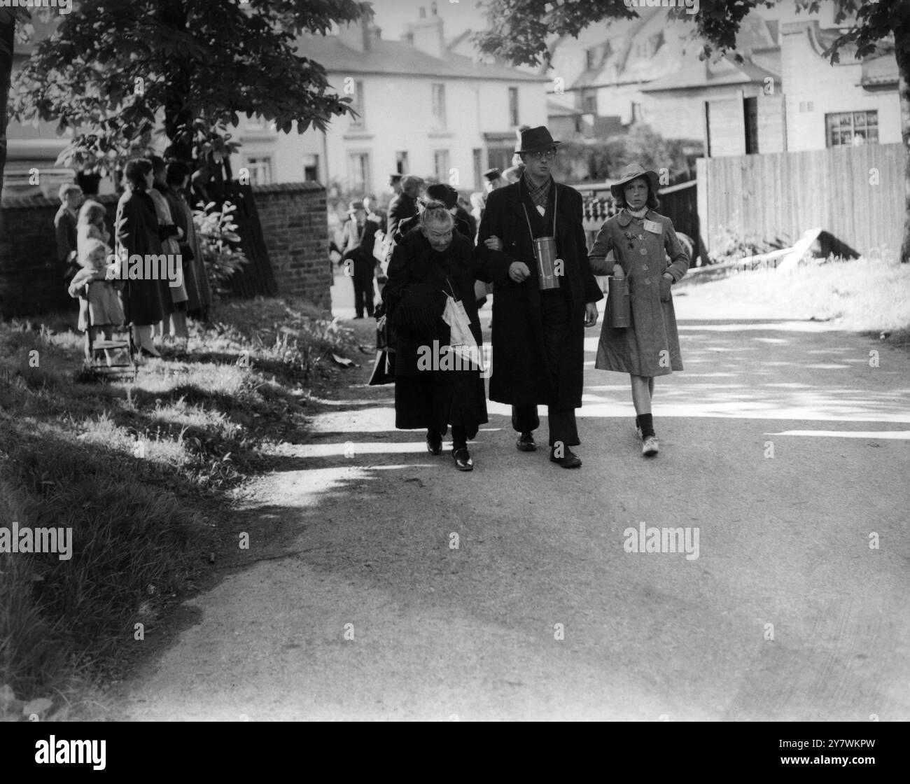SS Athenia refugees arriving at Chiselhurst , Kent 1939 Refugees and ...