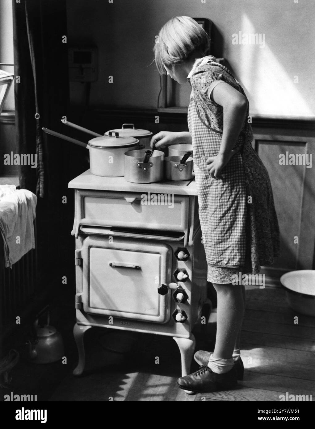 Gingham pinny hi-res stock photography and images - Alamy