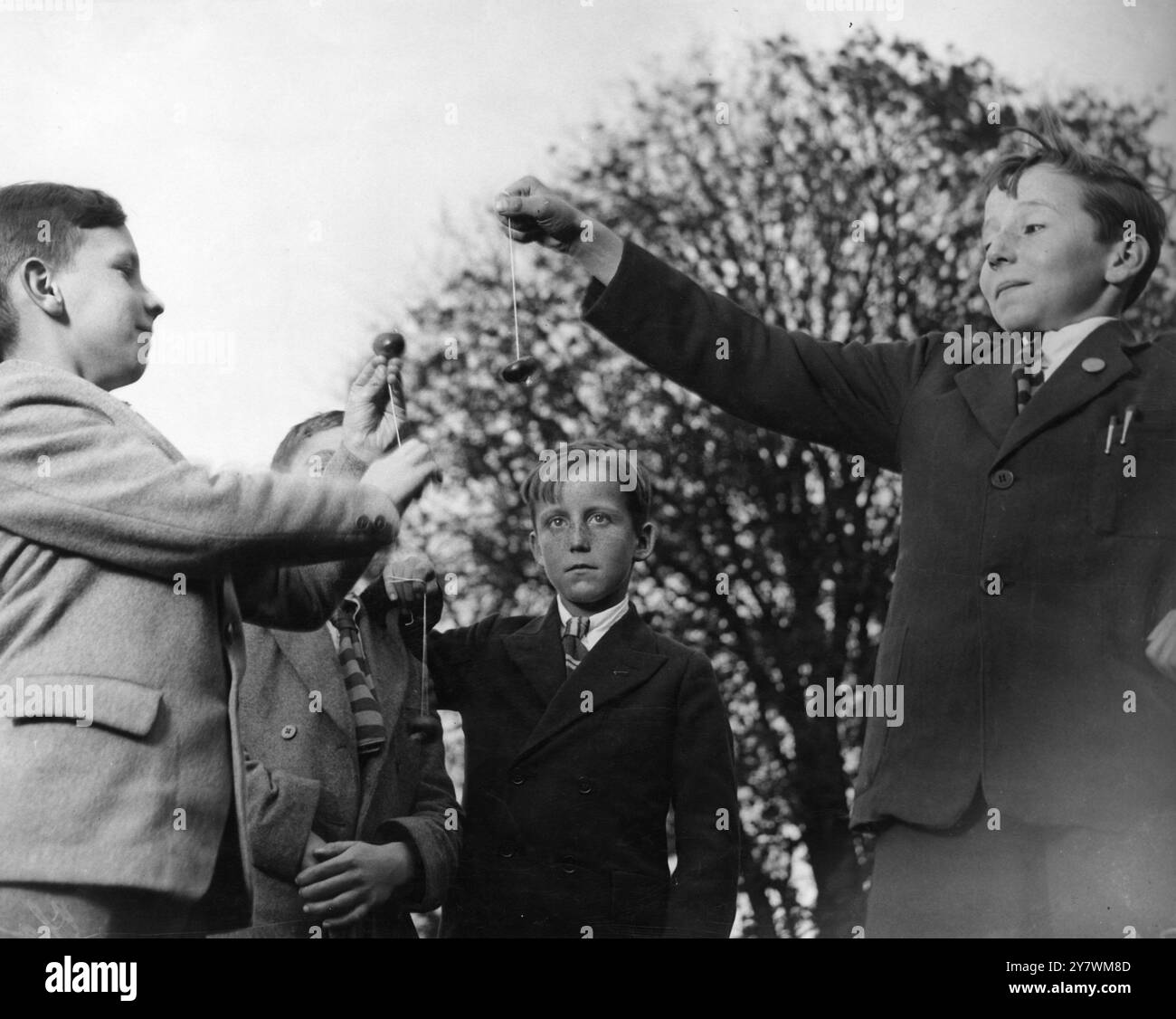 Game of conkers 1950s hi-res stock photography and images - Alamy
