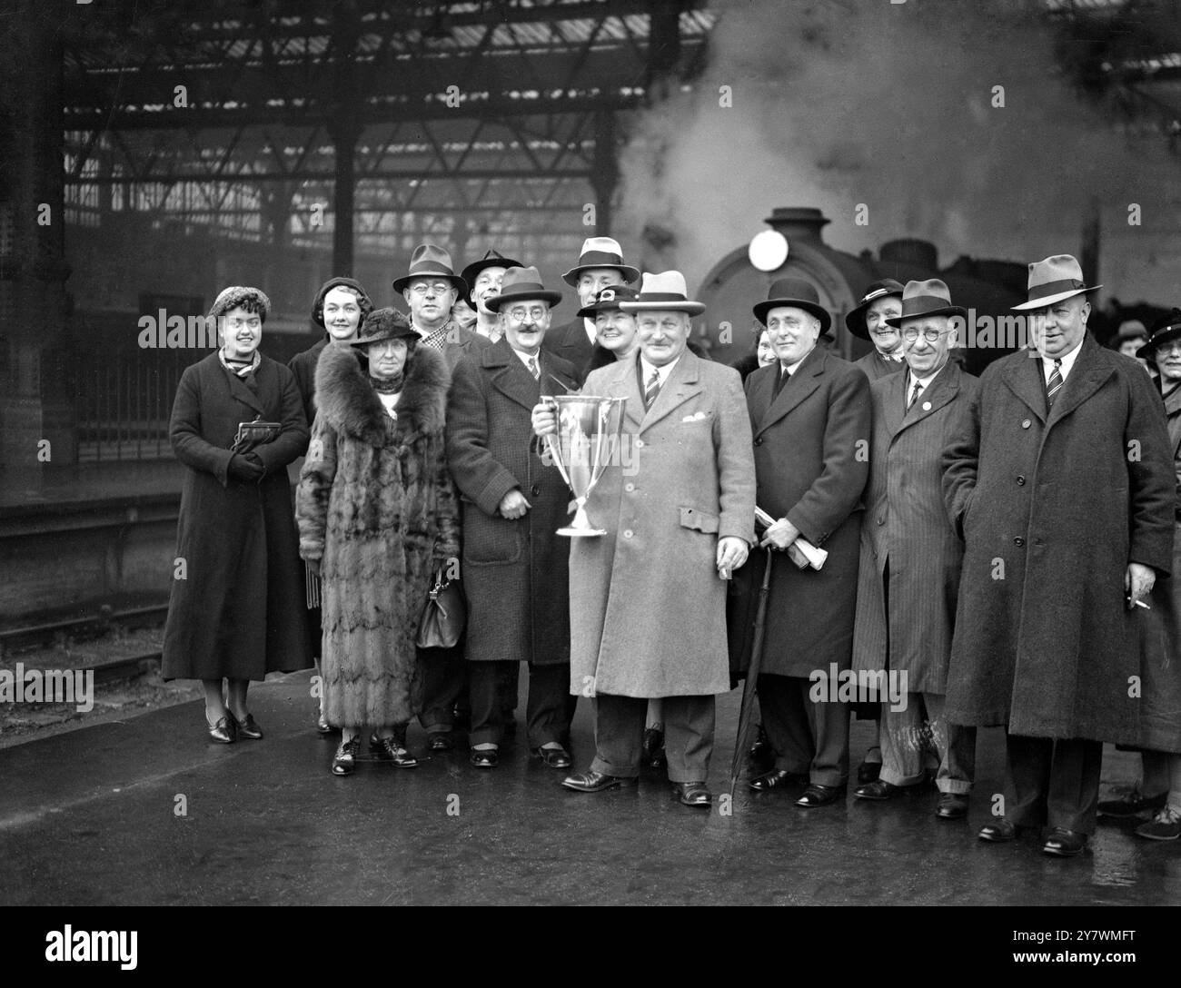 Waterloo Station , London , England Mr W M Grice ( with American Cup ...