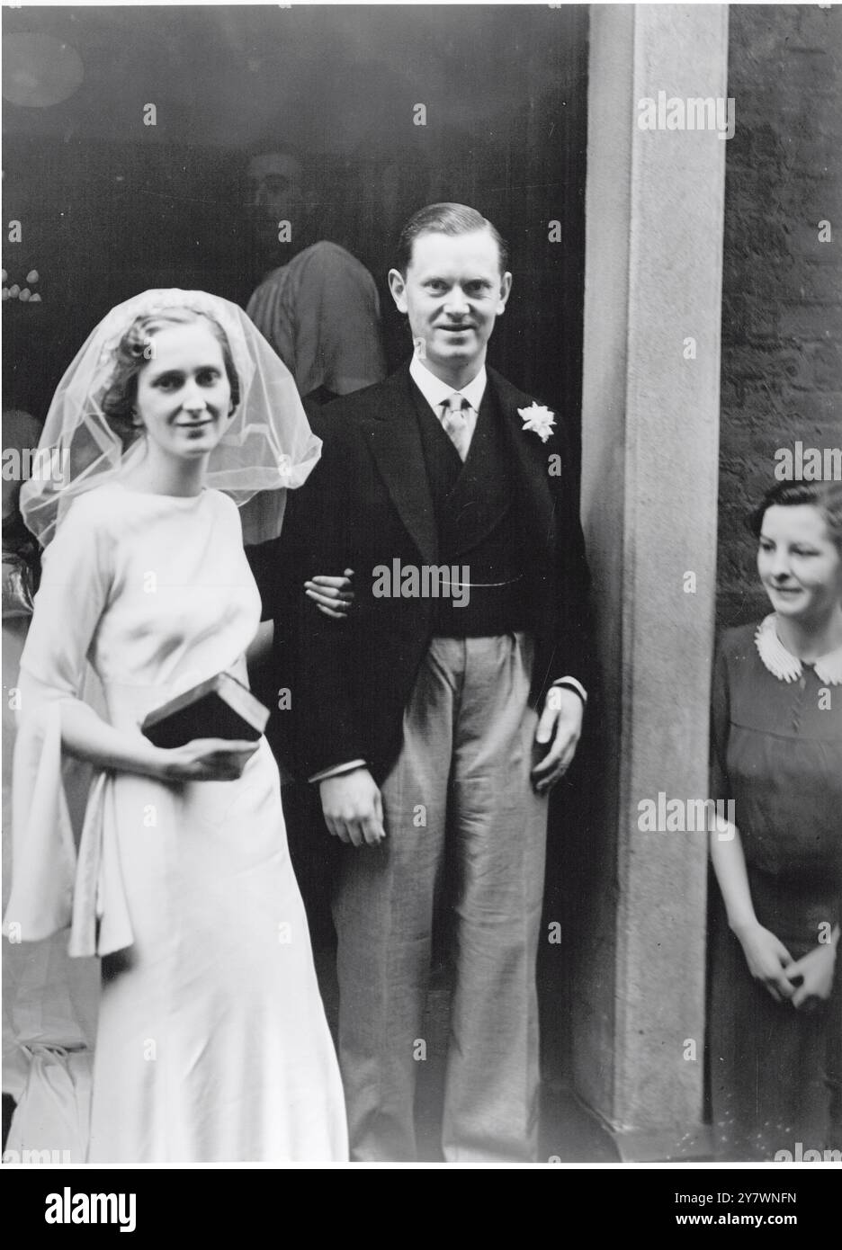 Mr Evelyn Waugh , the author , and Miss Laura Herbert , were married at ...