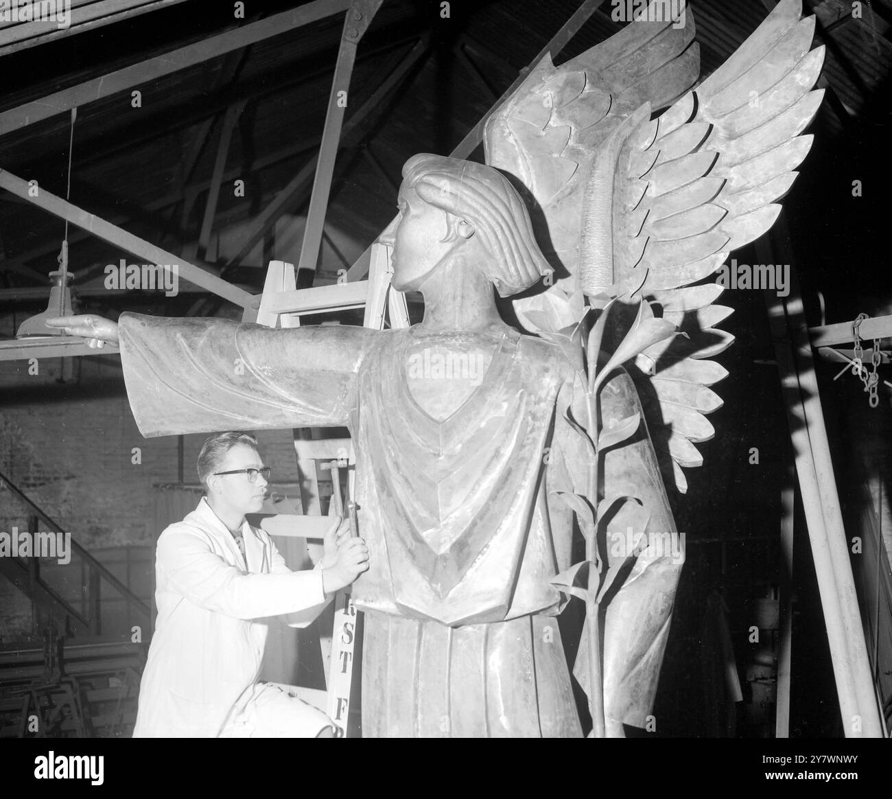 15 ft high golden angel hi-res stock photography and images - Alamy