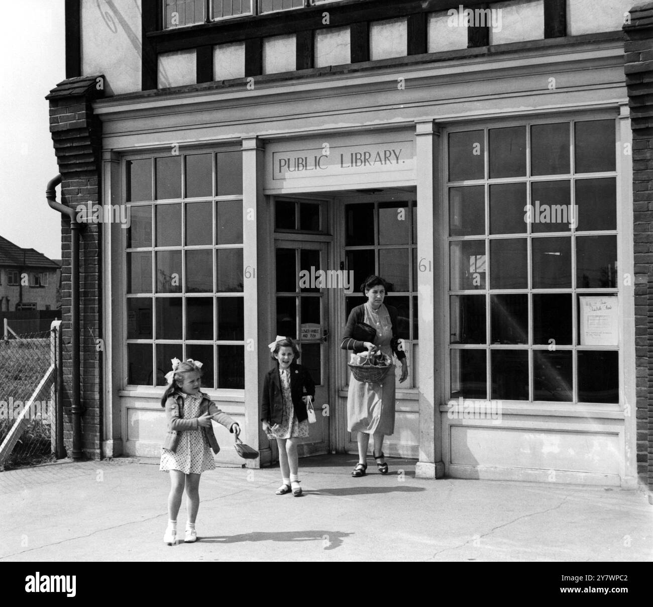 Family in library Black and White Stock Photos & Images - Alamy