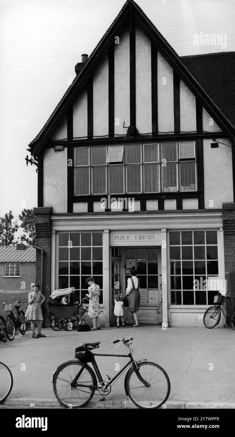 Family in library Black and White Stock Photos & Images - Alamy