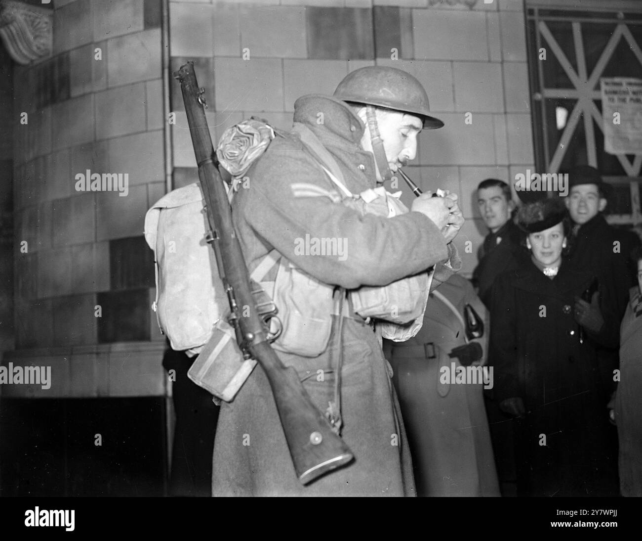War , 1940 . " Leave " scenes at Victoria . 3 February 1940 Stock Photo ...