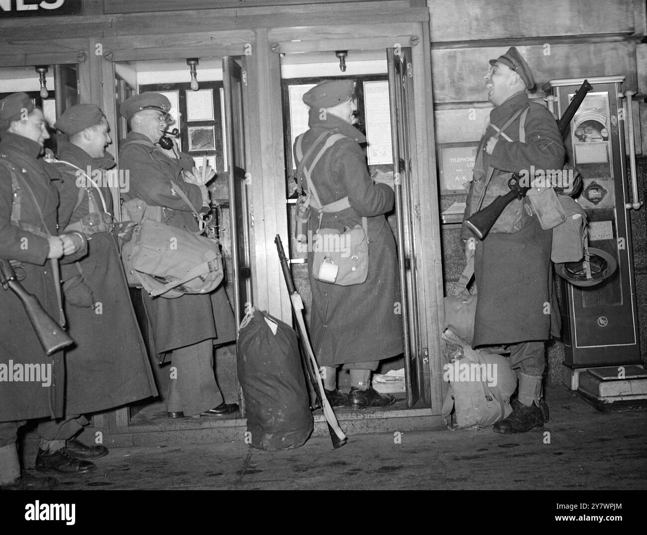War , 1940 . " Leave " scenes at Victoria . The telephone call boxes ...