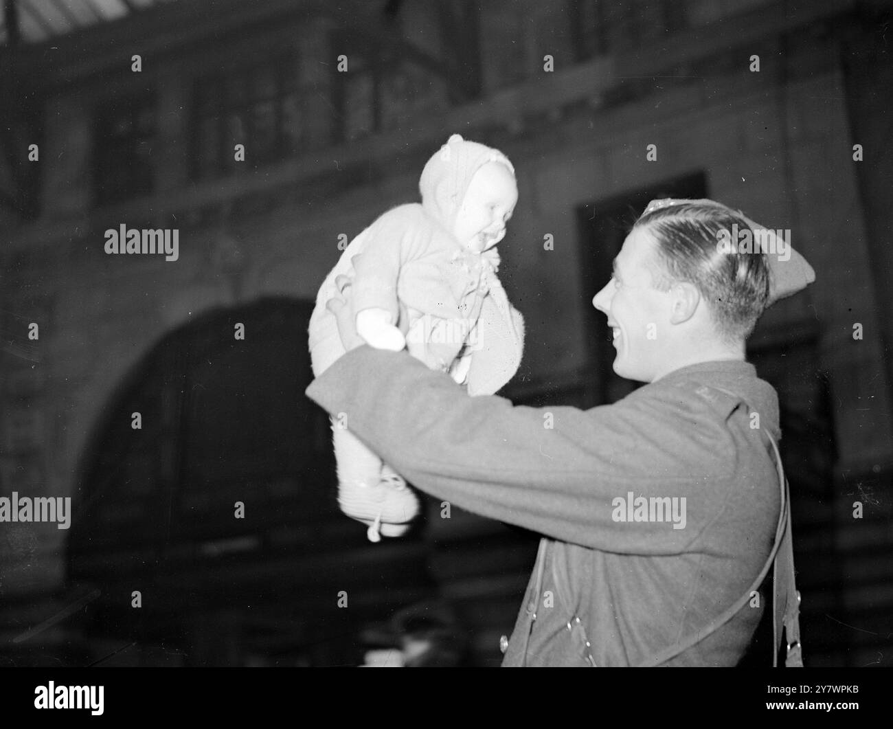 British troop leaves for war, saying goodbye to his wife and child ...
