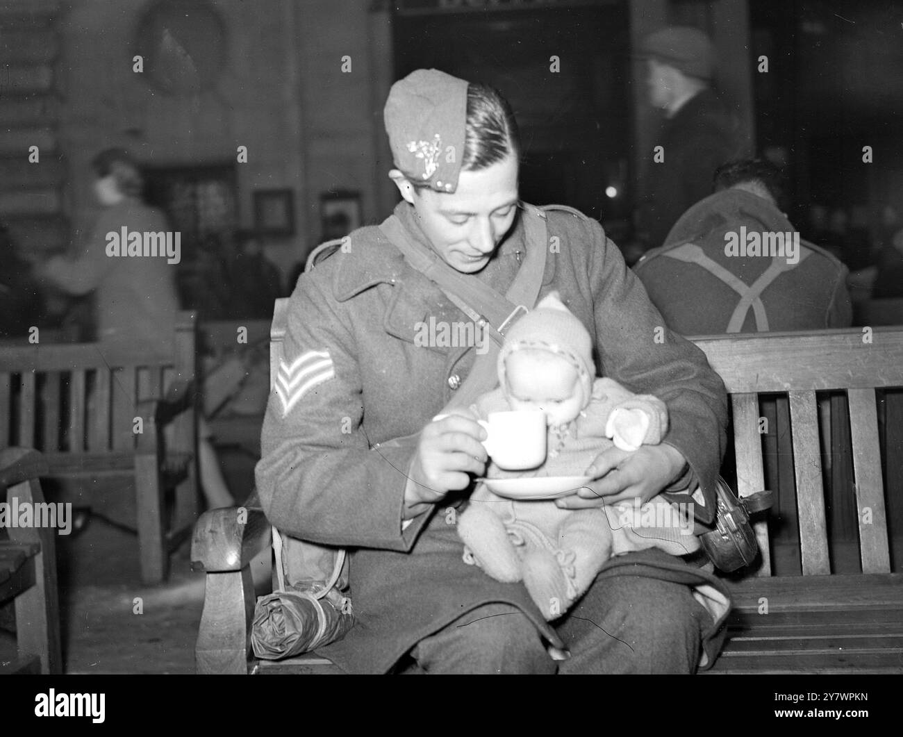 British troop leaves for war, saying goodbye to his wife and child ...
