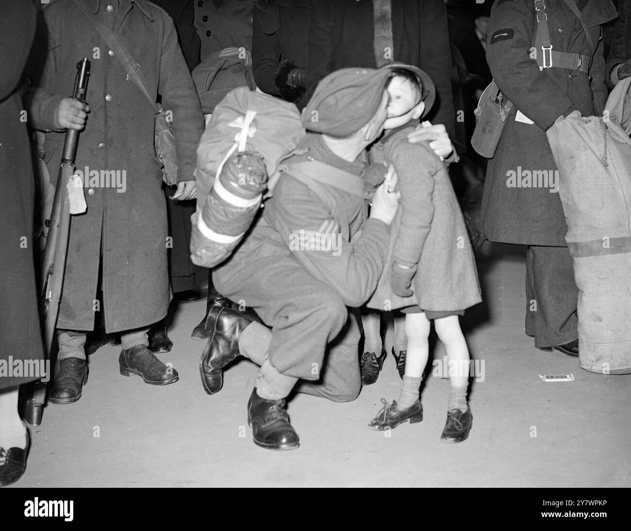 British soldier leaves for war, saying goodbye to his wife and child ...