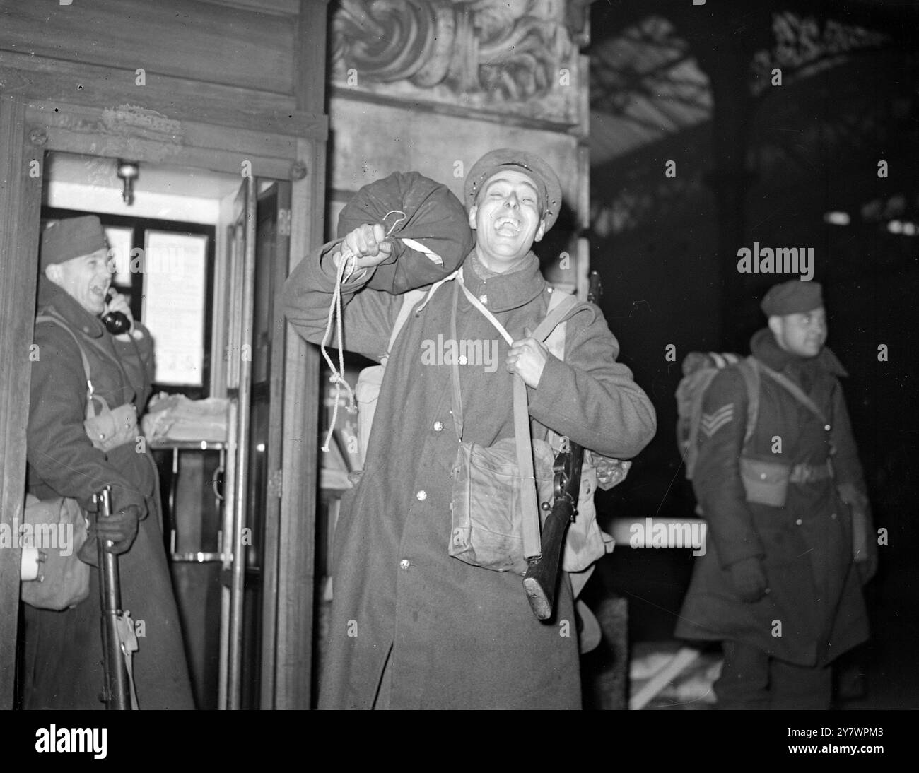 War , 1940 . " Leave " scenes at Victoria . The telephone call boxes ...