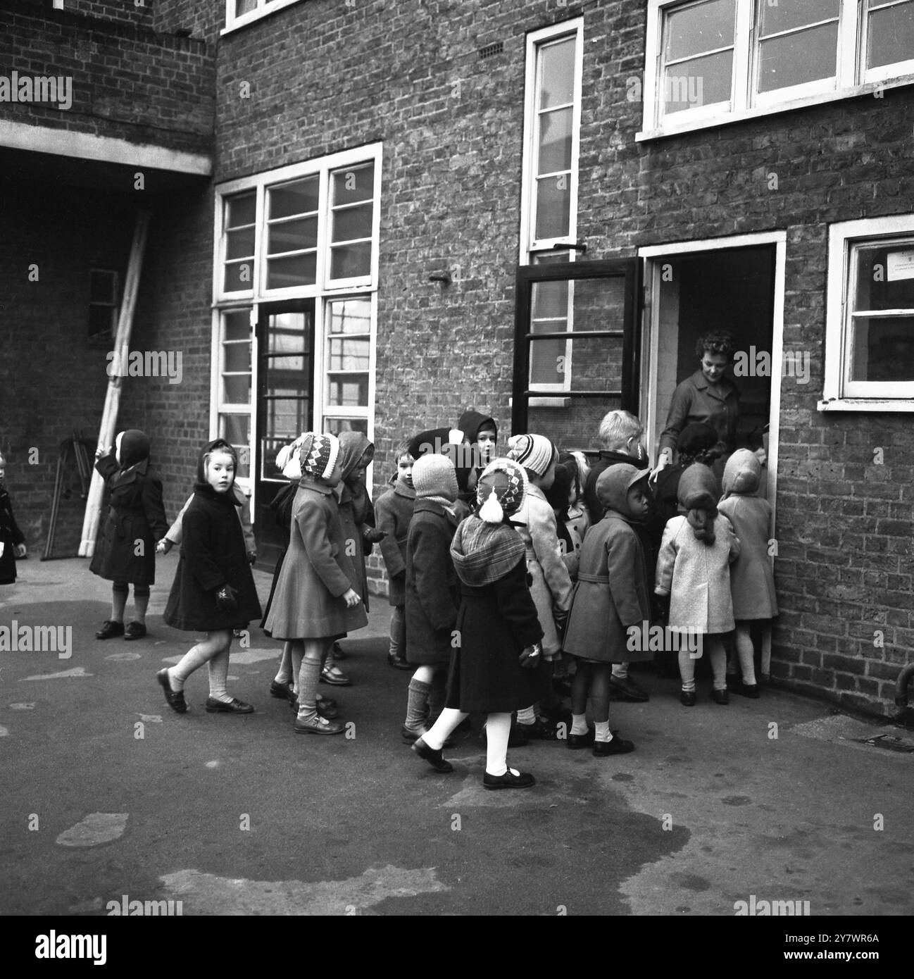 Children arriving at Jessop Primary School , Herne Hill , SE London ...