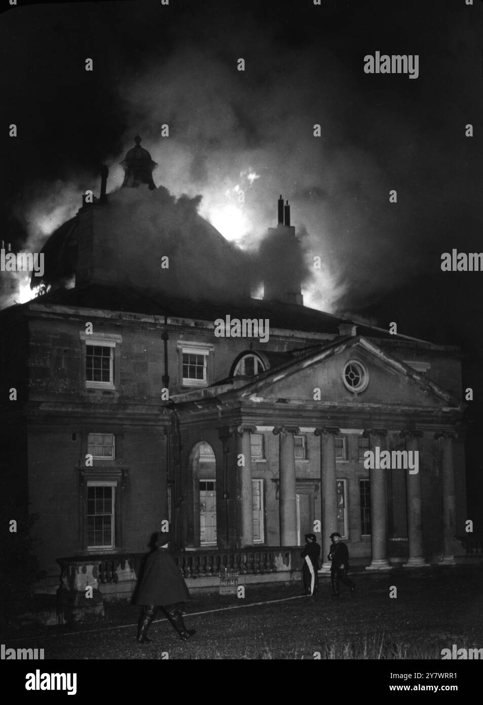 Building on fire Stock Photo - Alamy