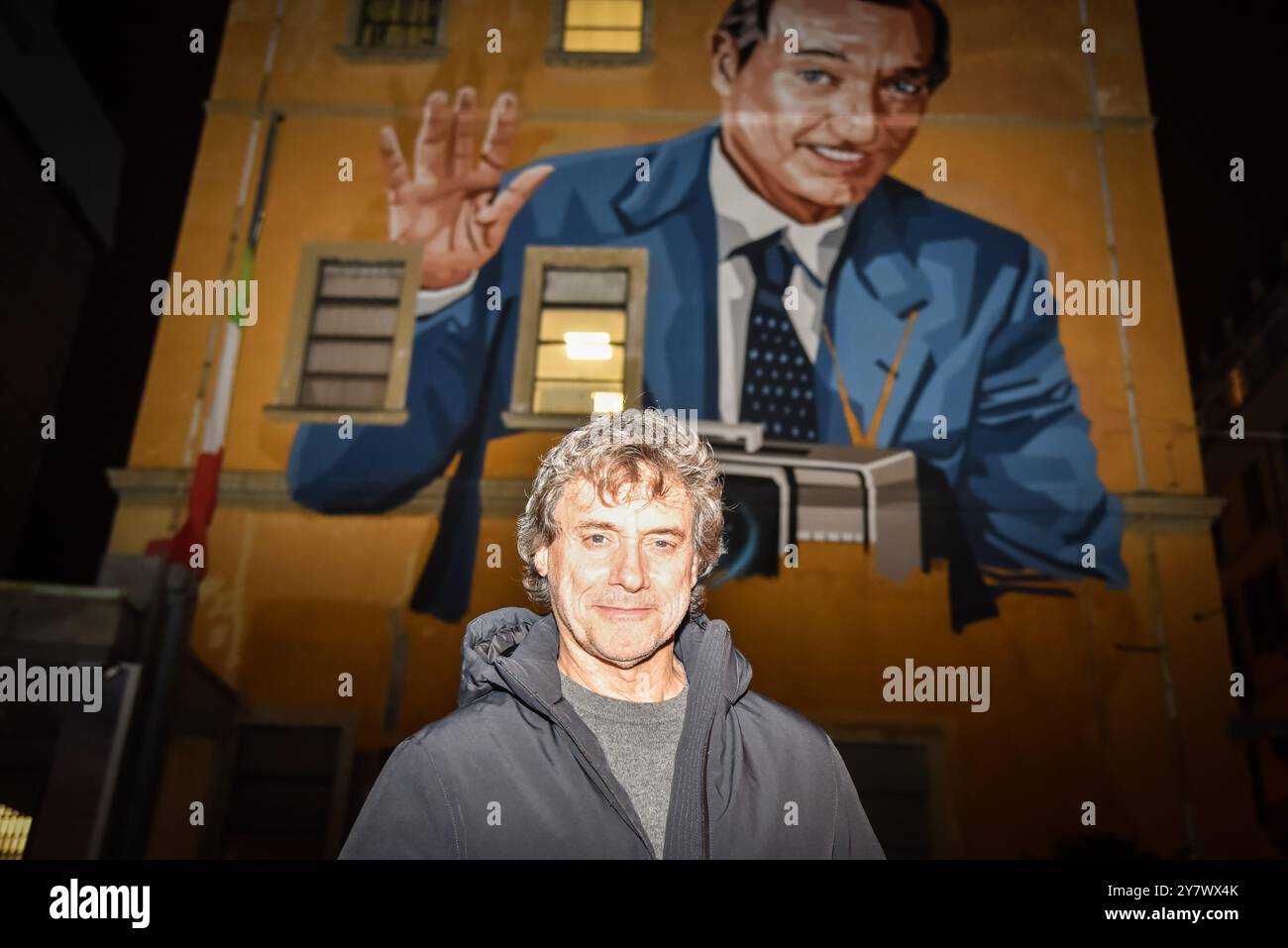 Alberto Angela davanti al Murales per Piero Angela presso la sede Rai ...