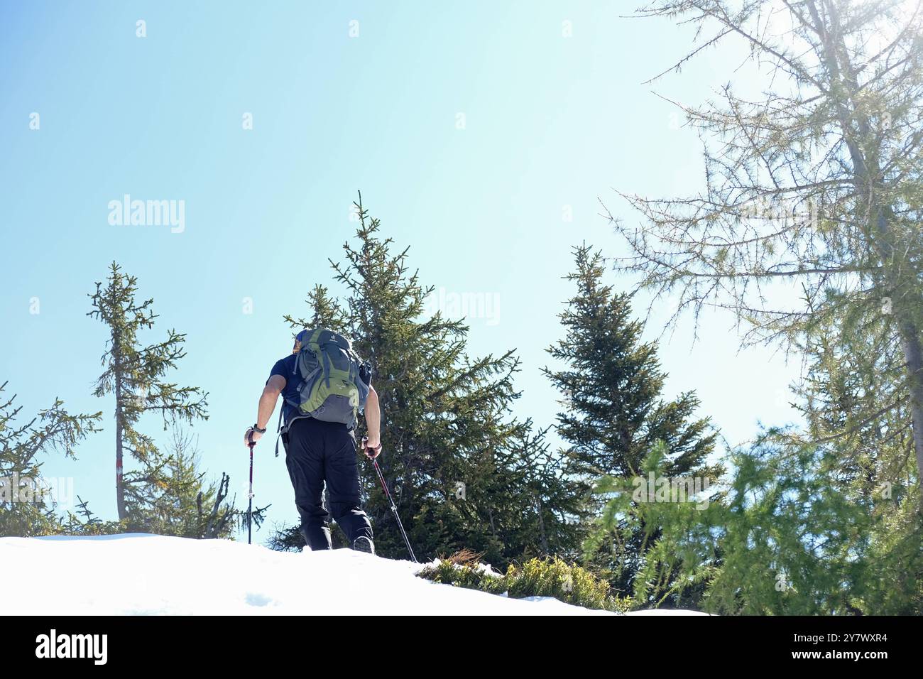 Bergwandern im Schnee *** Mountain hiking in the snow Stock Photo - Alamy