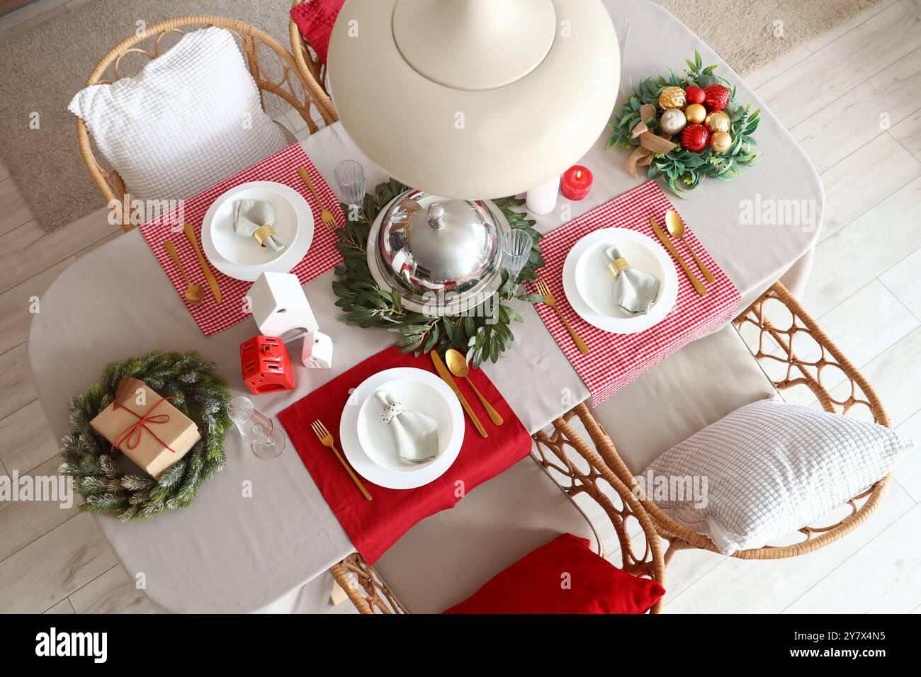Christmas table setting with wreathes, decorations and cloche Stock ...