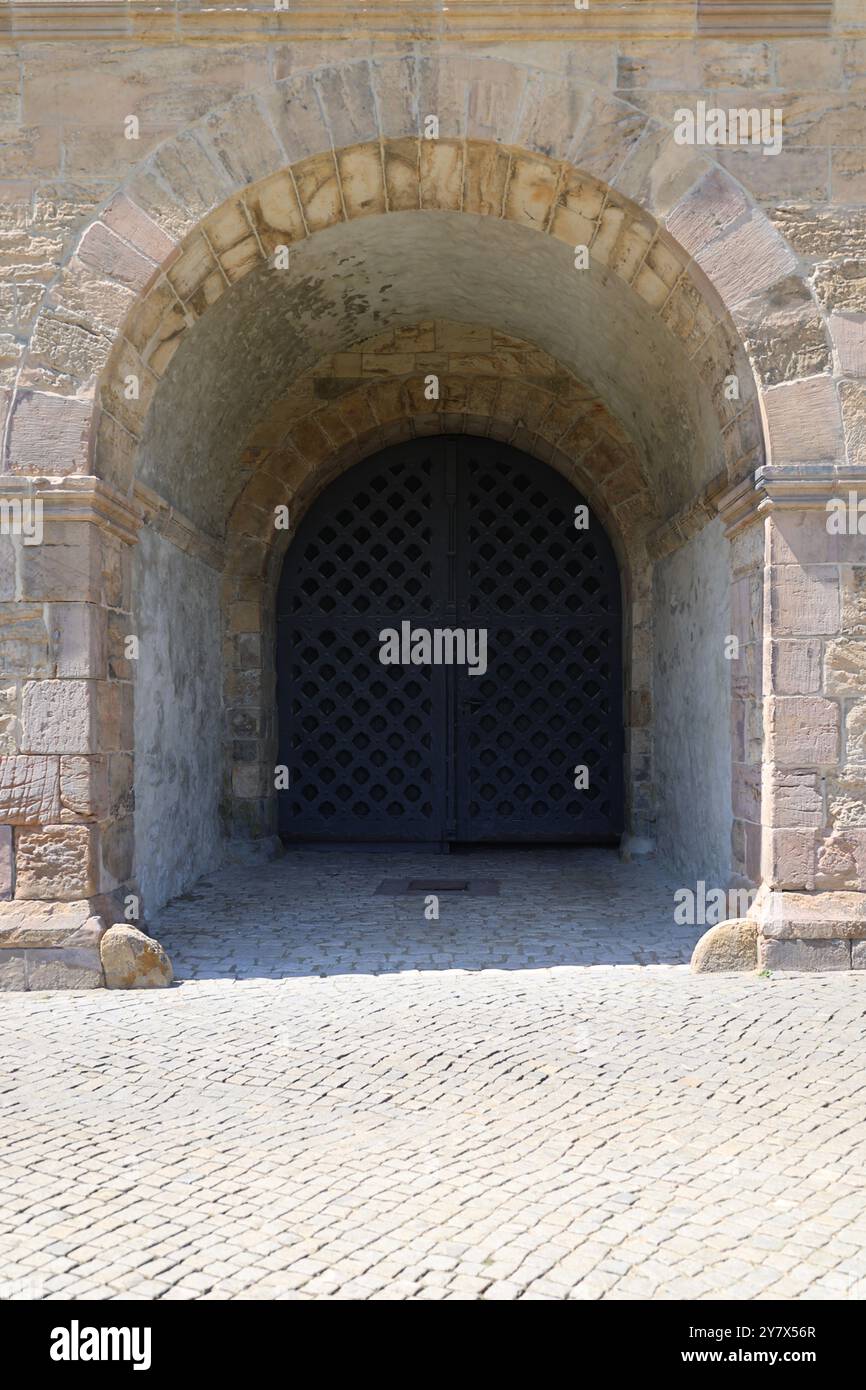 Blauer torbogen hi-res stock photography and images - Alamy