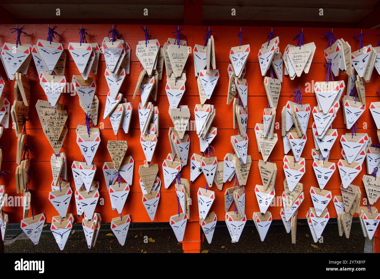Fox lucky charms at Fushimi Inari Shrine, Kyoto, Japan Stock Photo - Alamy