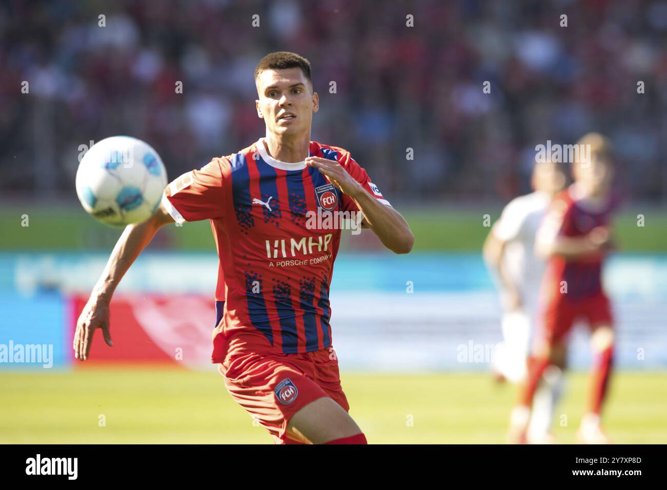 Football match, Mathias HONSAK 1.FC Heidenheim has his eye on the ball ...