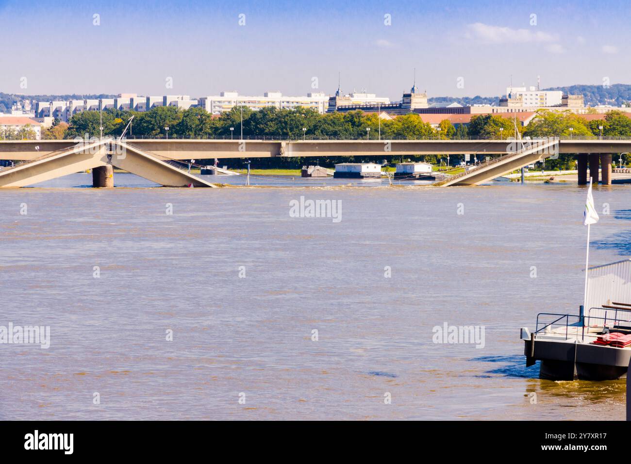 Collapsed Carola bridge in Dresden Stock Photo - Alamy Collapsed Carola bridge in Dresden Stock Photo - Alamy