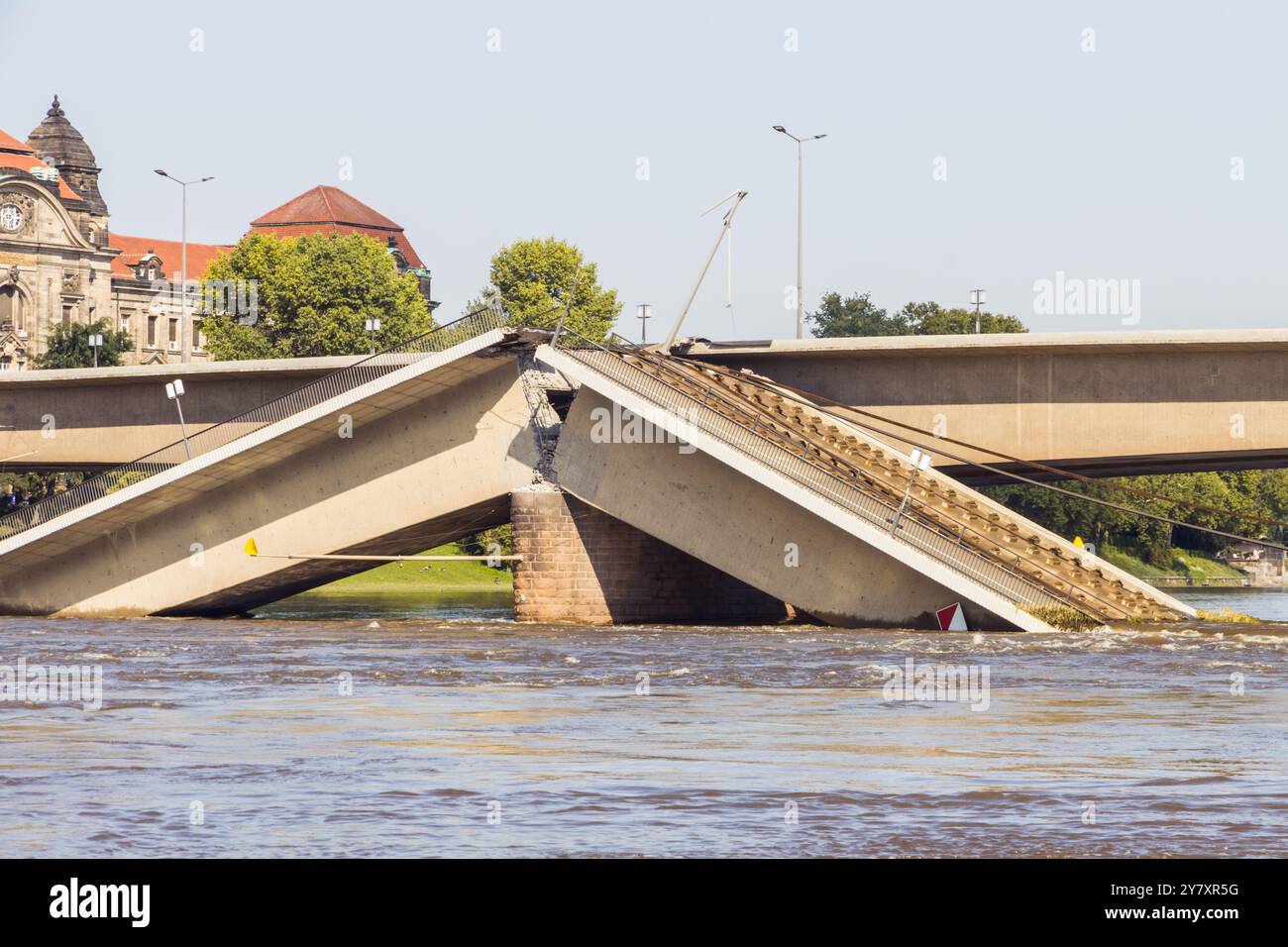 Collapsed bridges hi-res stock photography and images - Alamy