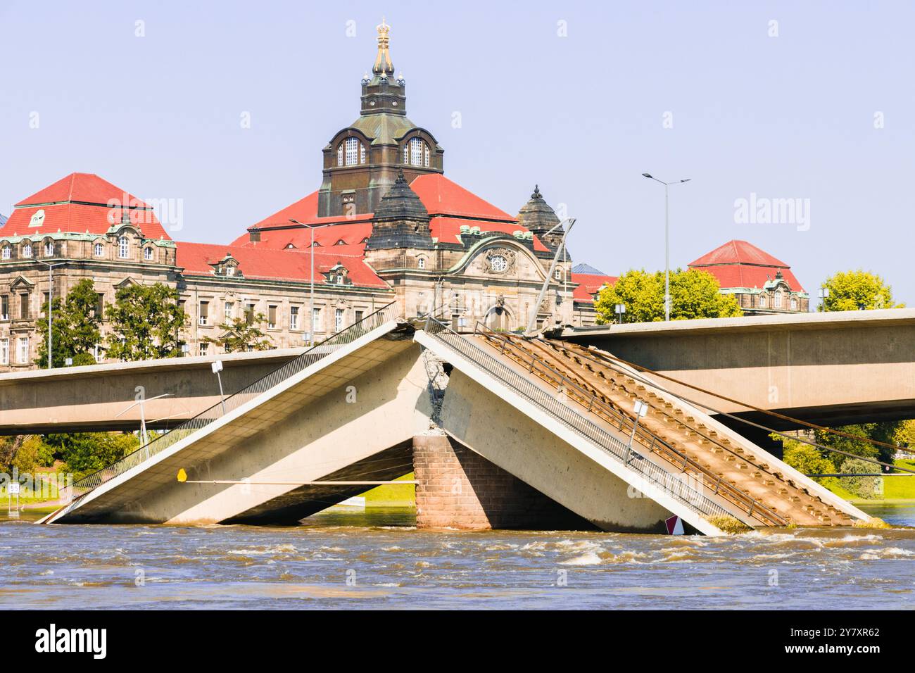 Collapsed Carola bridge in Dresden Stock Photo - Alamy Collapsed Carola bridge in Dresden Stock Photo - Alamy