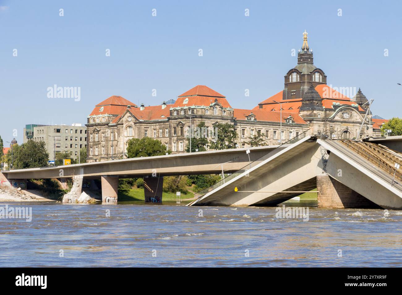Collapsed Carola bridge in Dresden Stock Photo - Alamy Collapsed Carola bridge in Dresden Stock Photo - Alamy