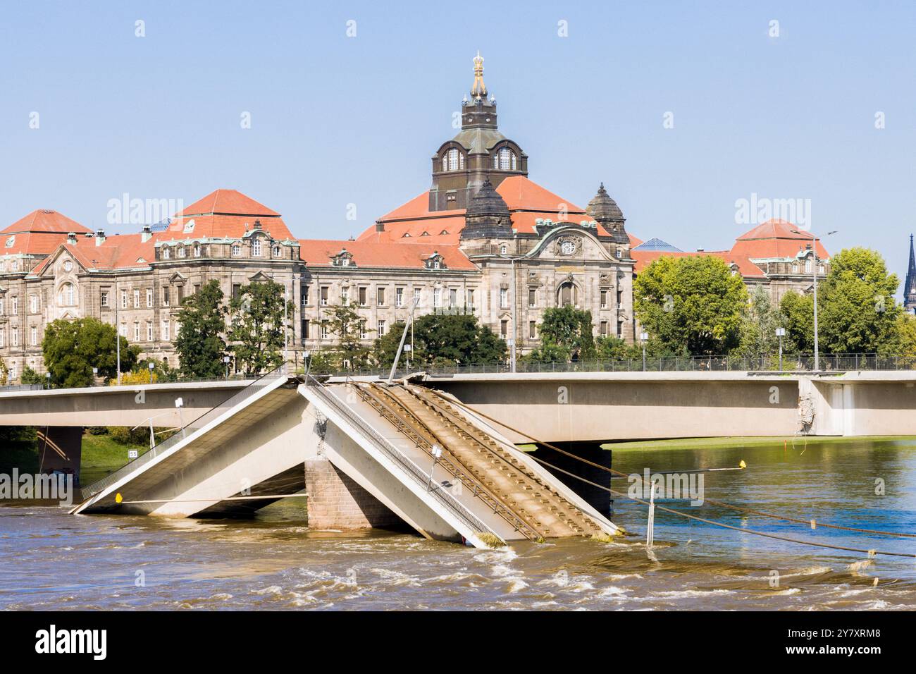 Collapsed Carola bridge in Dresden Stock Photo - Alamy