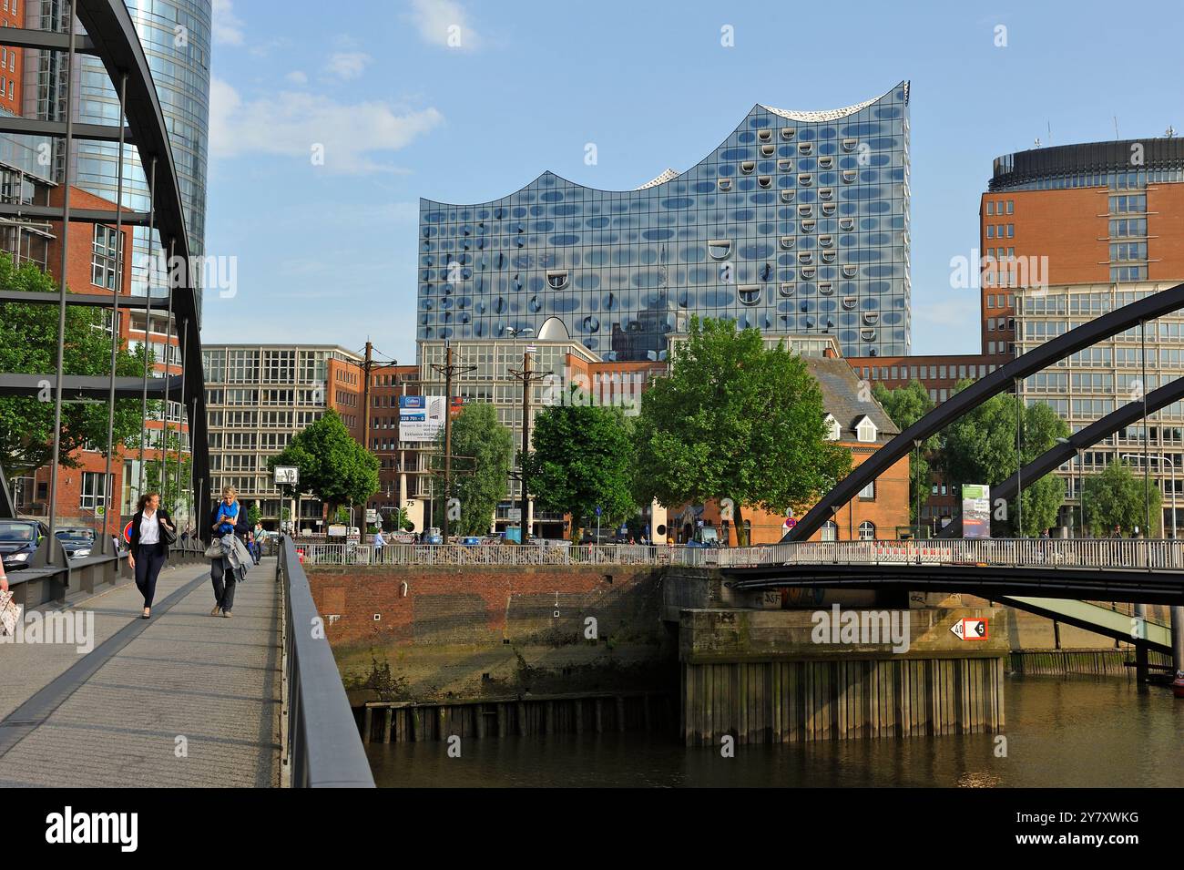 Elbphilharmonie , a concert hall built on top of an old warehouse ...