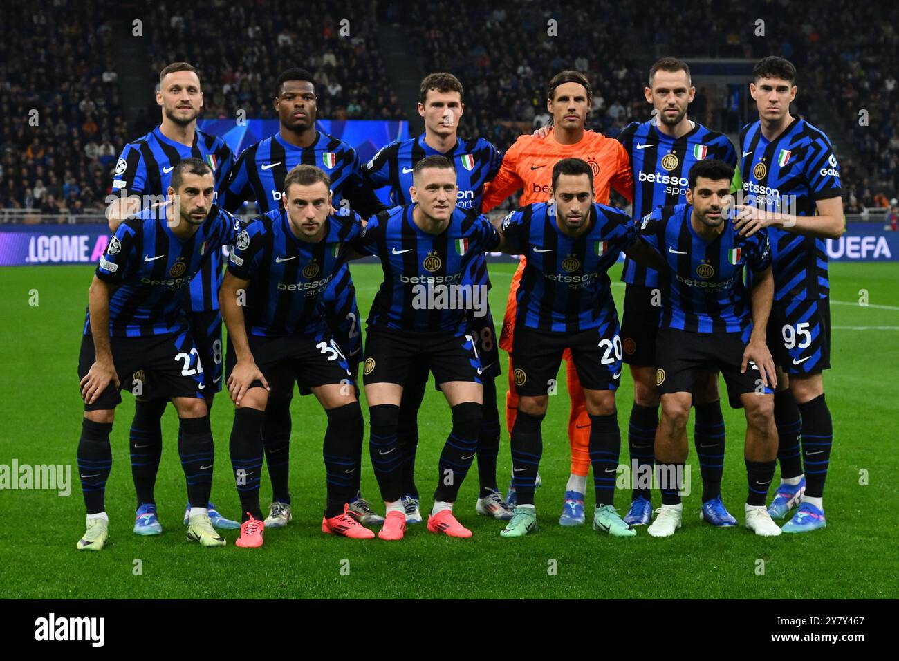 F.C. Inter players are posing for a team photo during the UEFA ...