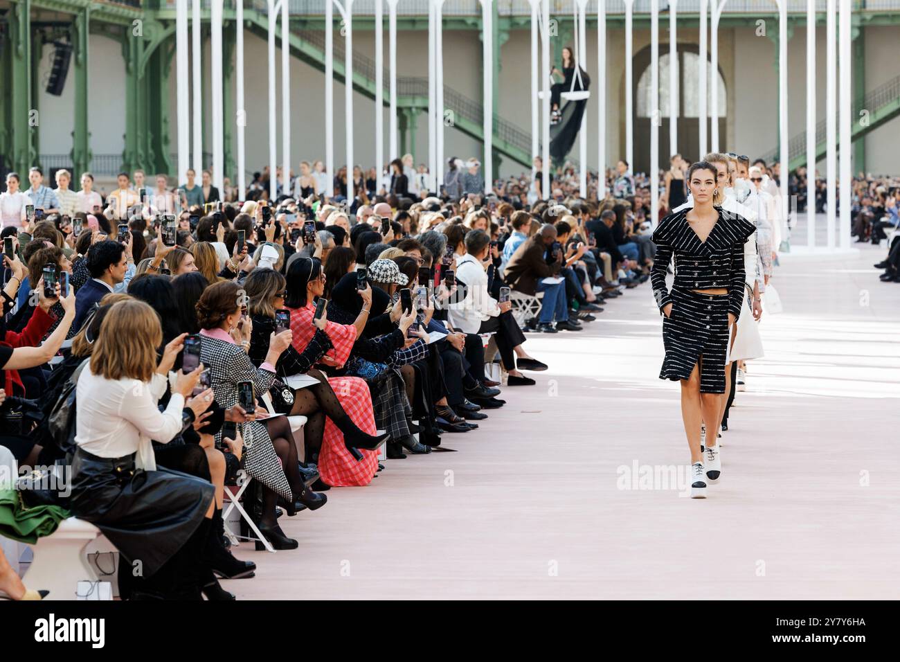 Paris, Frankreich. 01st Oct, 2024. CHANEL Spring/Summer 2025 Runway ...