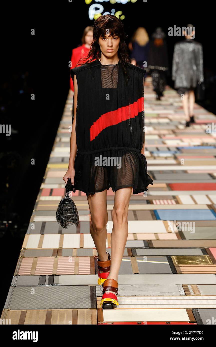 Paris, Frankreich. 01st Oct, 2024. LOUIS VUITTON Spring/Summer 2025 ...