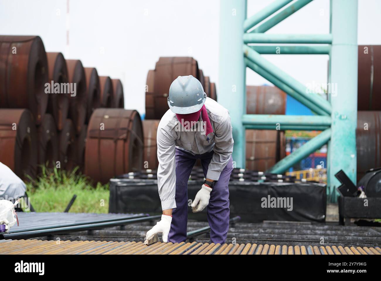 A drilling rig worker. Focus is on the people Stock Photo - Alamy