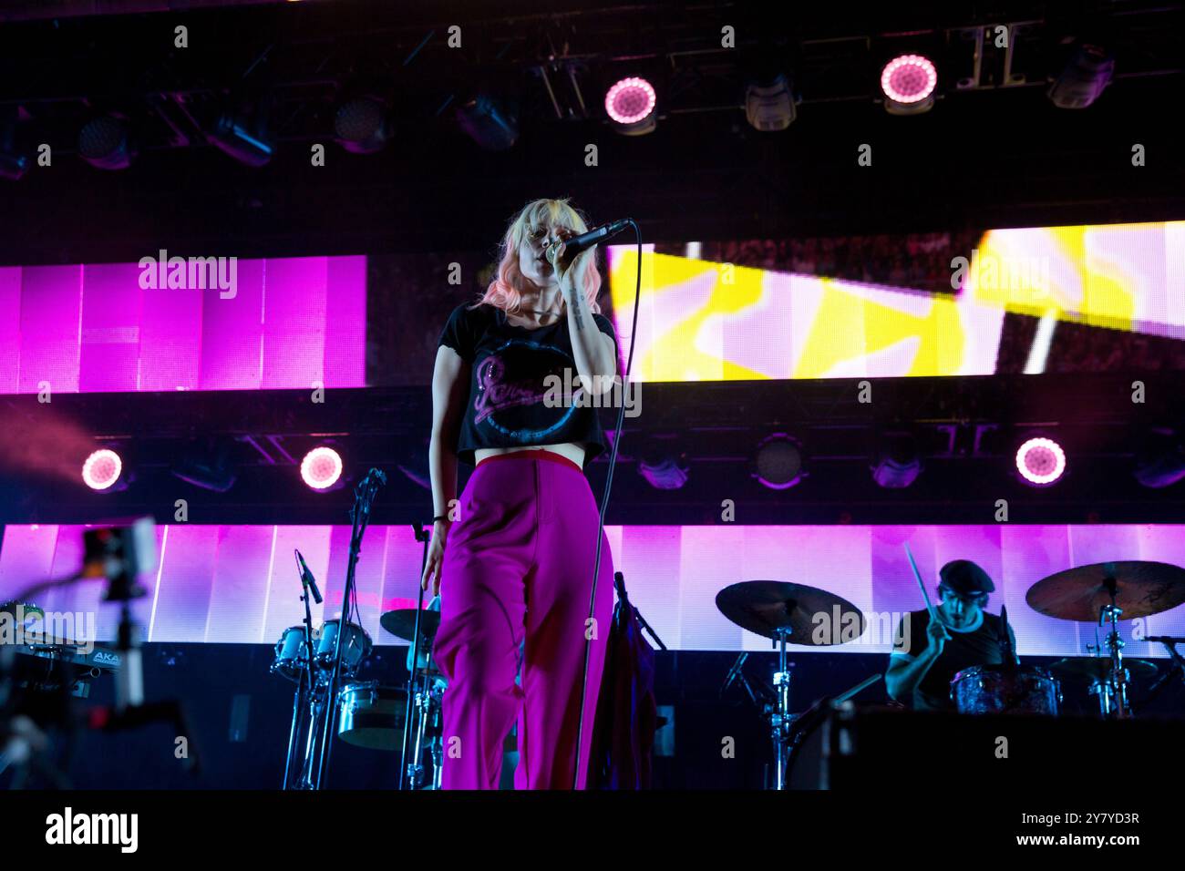 Paramore lead vocalist hayley williams hi-res stock photography and ...
