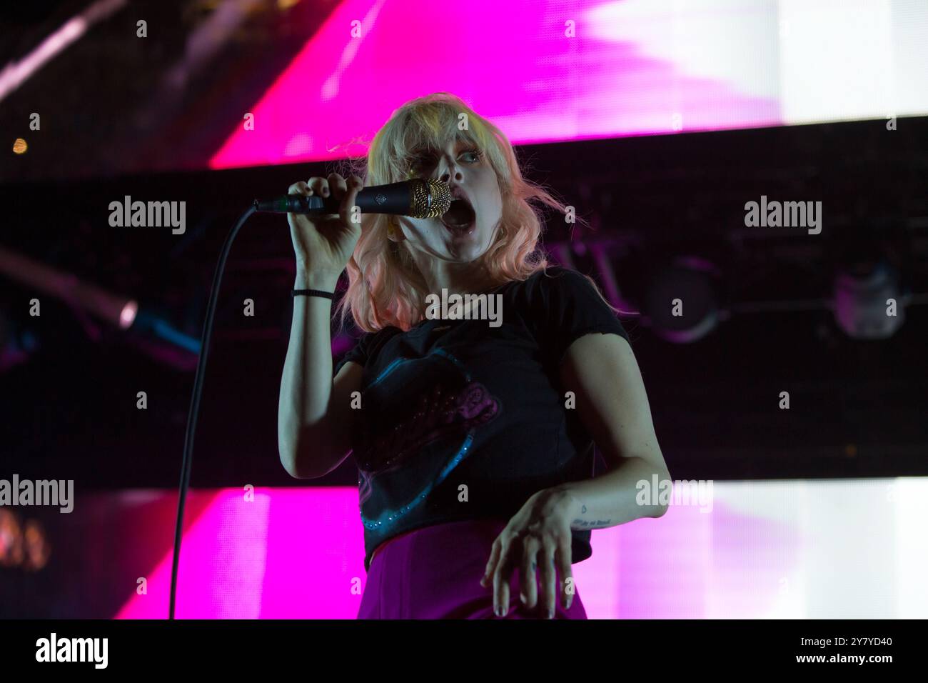 Paramore lead vocalist hayley williams hi-res stock photography and ...