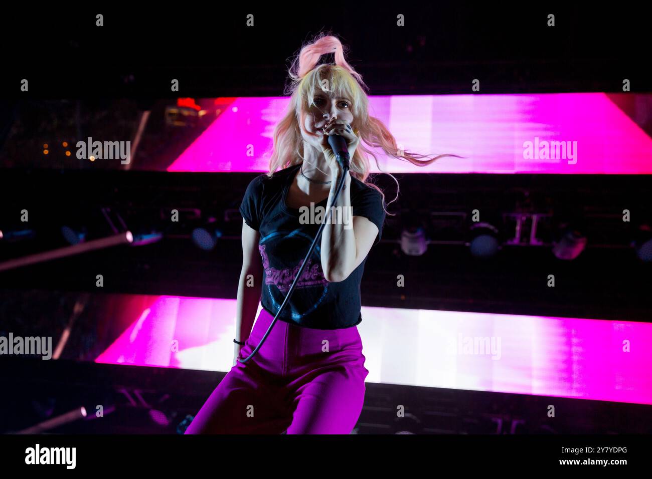 Paramore lead vocalist hayley williams hi-res stock photography and ...