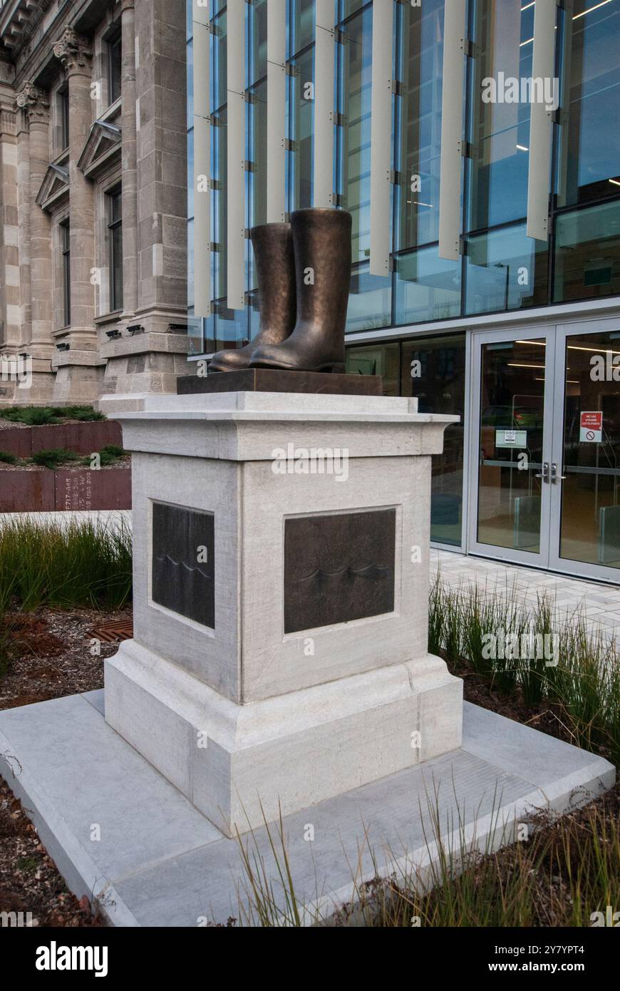 Sculpture bronze pair rubber boots Maisonneuve Library on Ontario ...