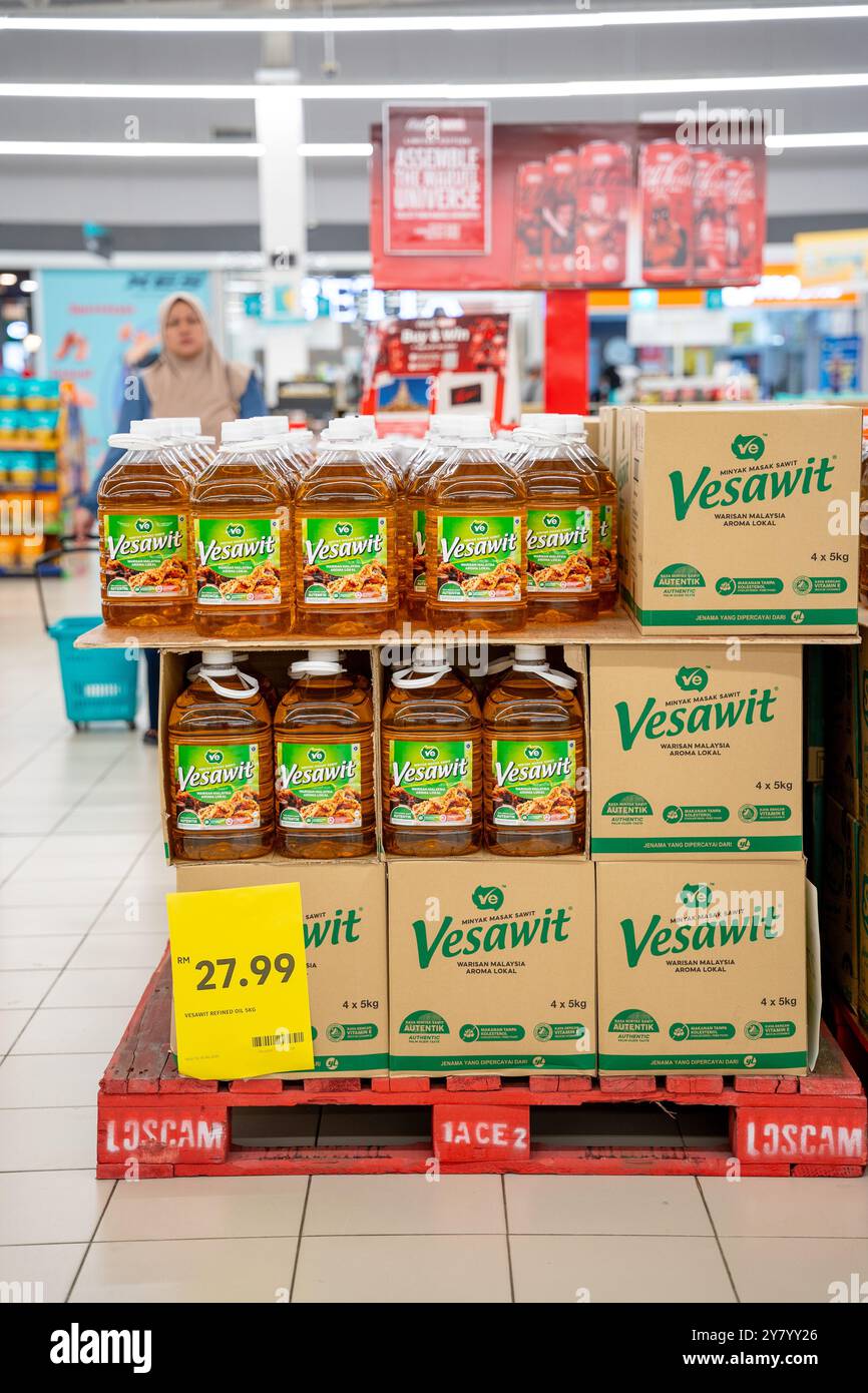 Canola oil grocery store hi-res stock photography and images - Alamy