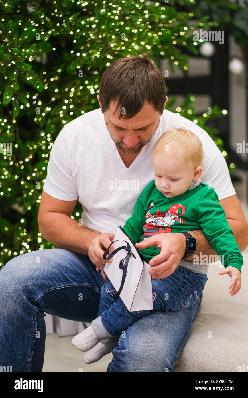 Dad and child open the gift Stock Photo - Alamy