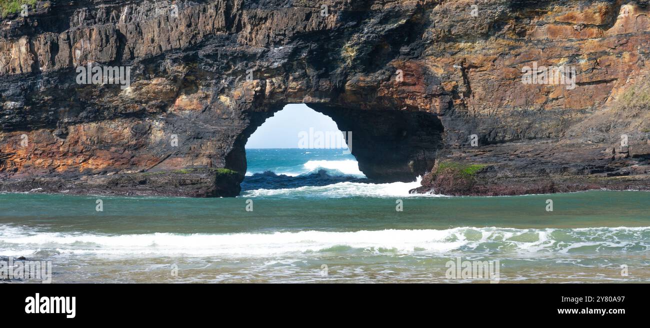 The Hole in the Wall, an extraordinary natural arch on the Indian Ocean ...