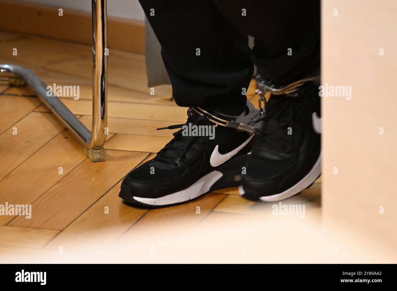 Ravensburg, Germany. 02nd Oct, 2024. A 34-year-old defendant enters the ...