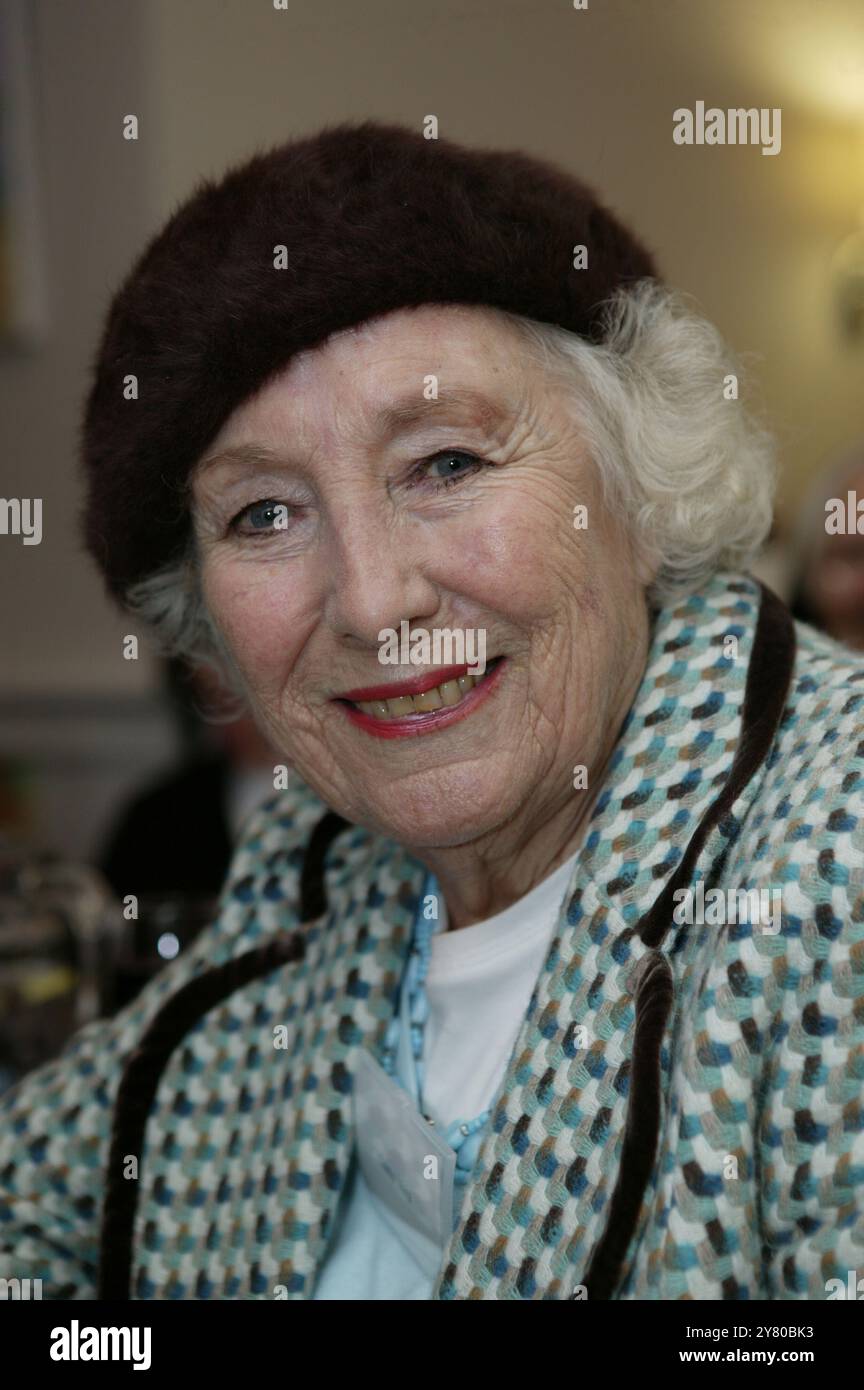 Singer Vera Lynn Stock Photo - Alamy